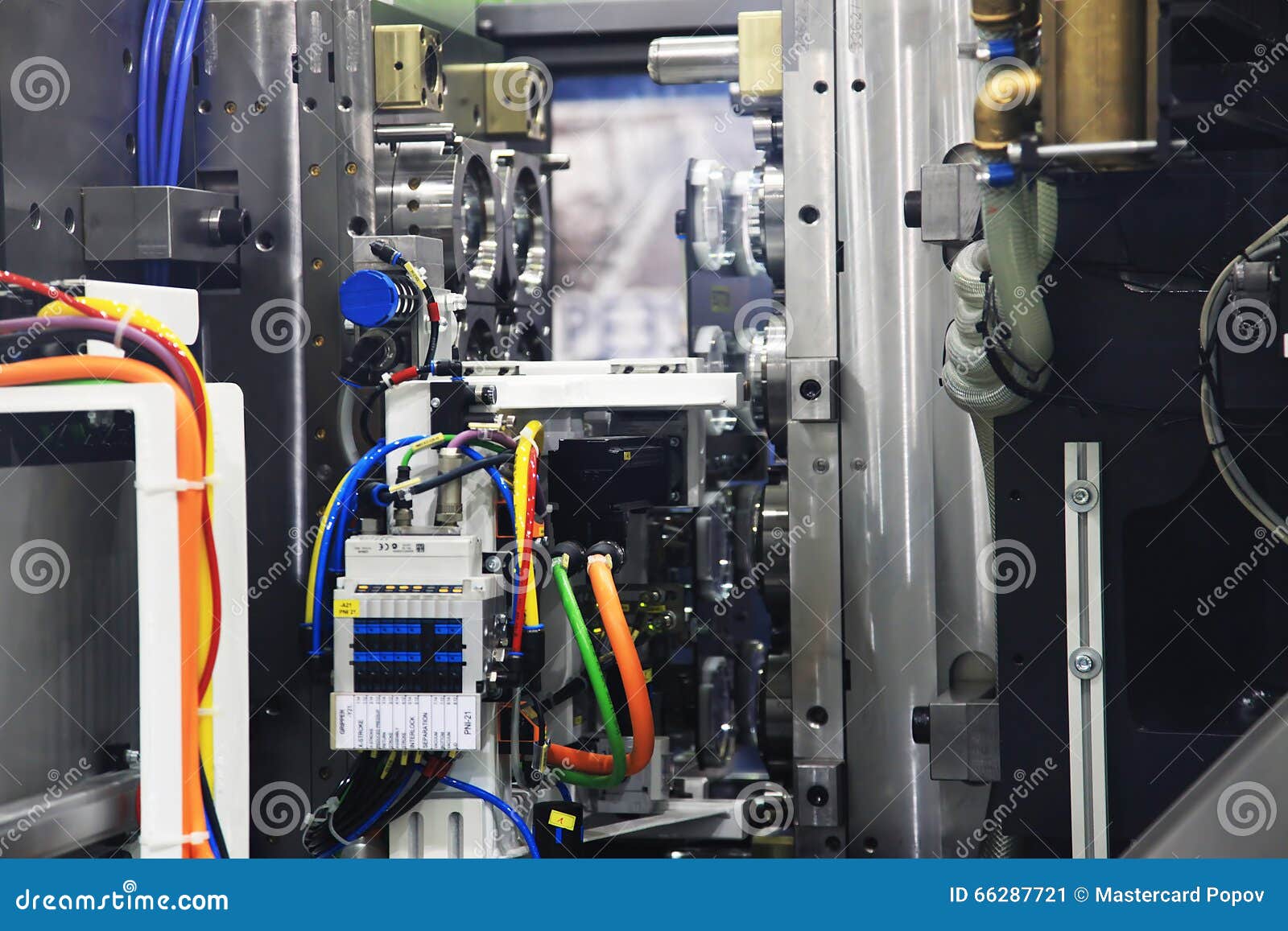 Machine De Moulage Par Injection Image stock - Image du production ...