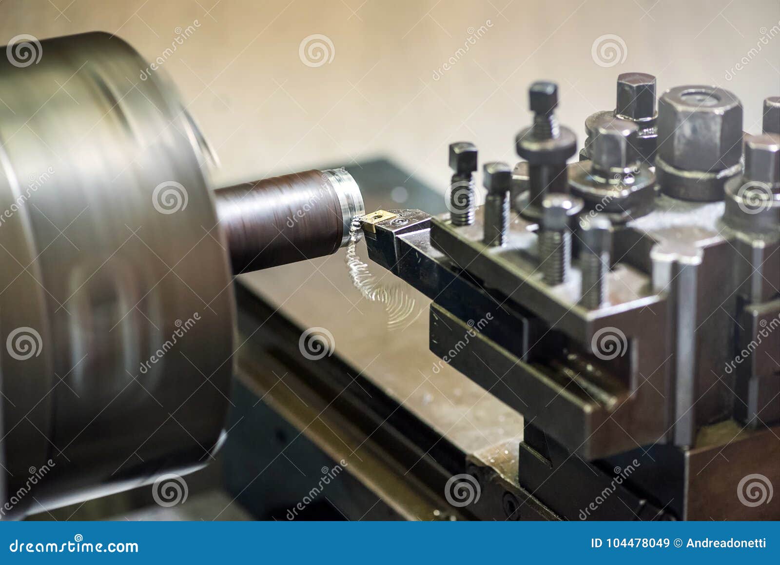Machine De Tour Dans Un Atelier Industriel Image stock - Image du tête ...