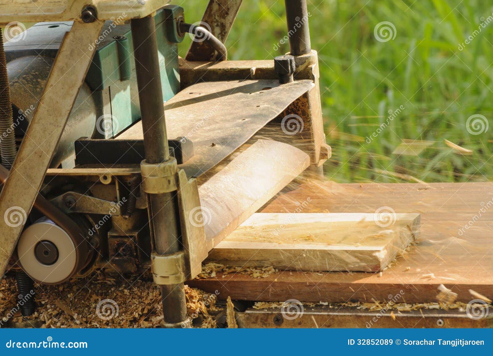 Machine Die Een Stuk Van Hout Plannen. Stock Afbeelding - Image of ...
