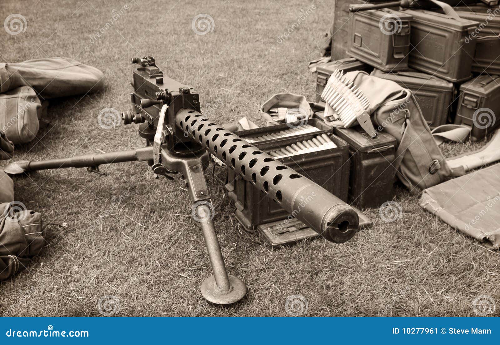 Machine gun and ammo boxes stock image. Image of caliber - 10277961