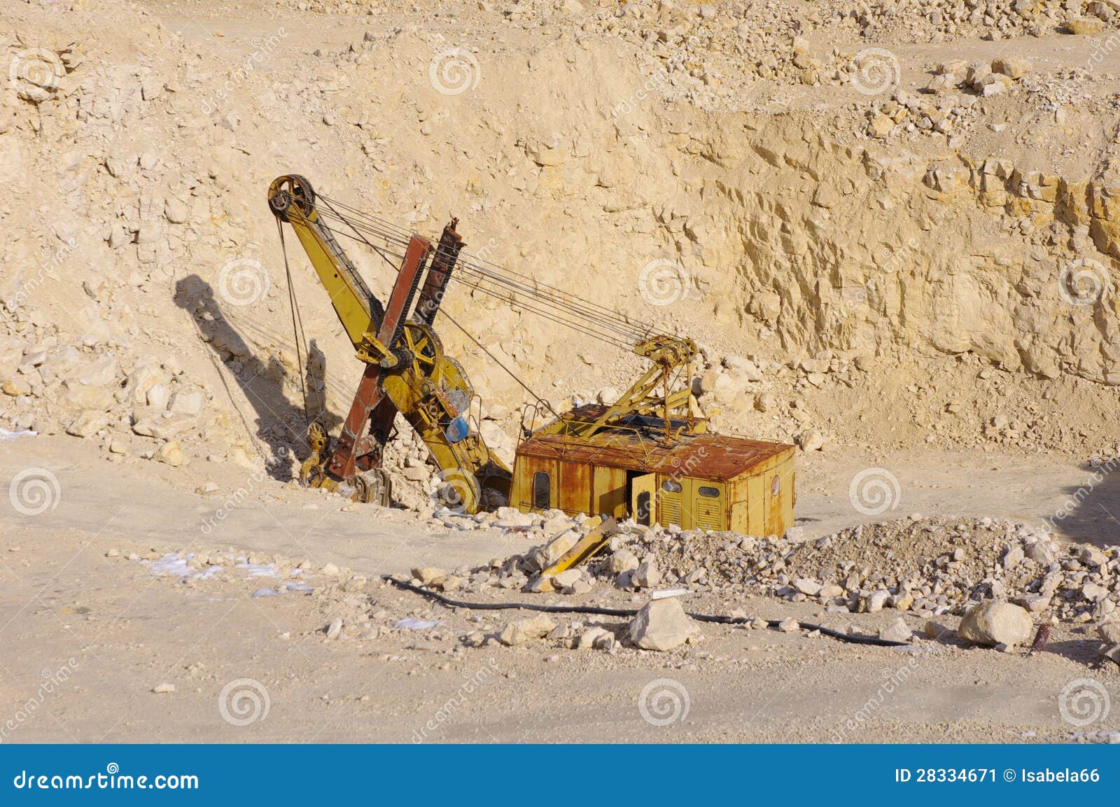 Machine Om Steen in Steengroeve Te Verpletteren Stock Afbeelding ...