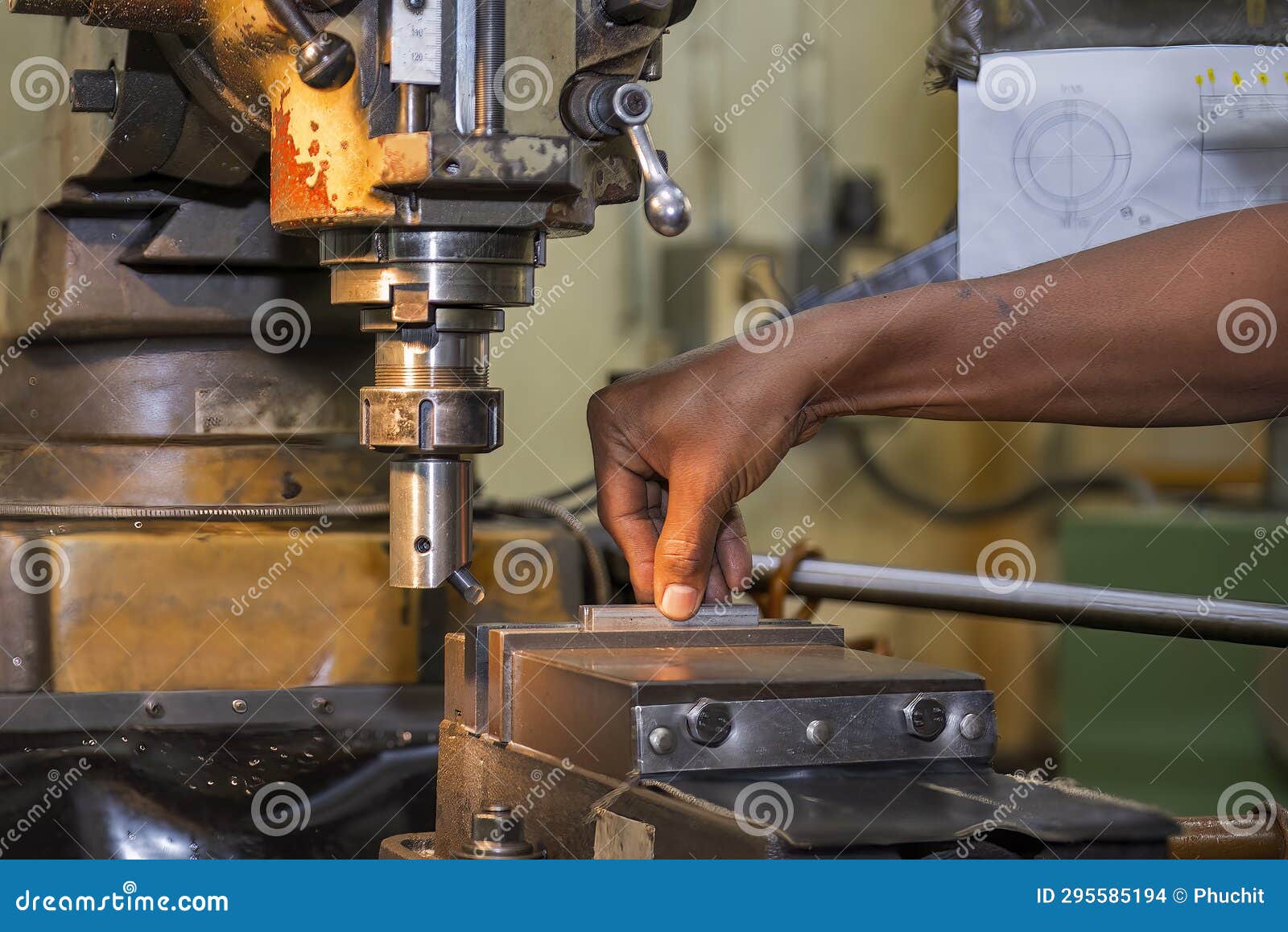 Operator Setup Tool And Setting Tool Zero Position Of CNC Turning ... Operator Setup Tool And Setting Tool Zero Position Of CNC Turning ...