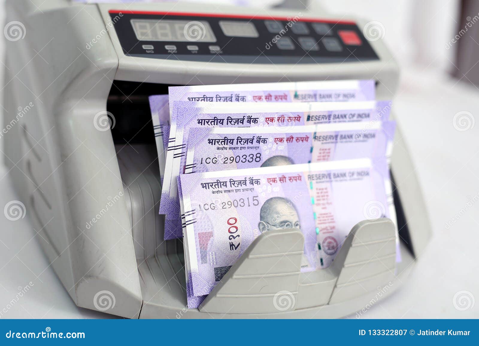 Machine Pour Compter L'argent Avec La Nouvelle Devise Image stock ...