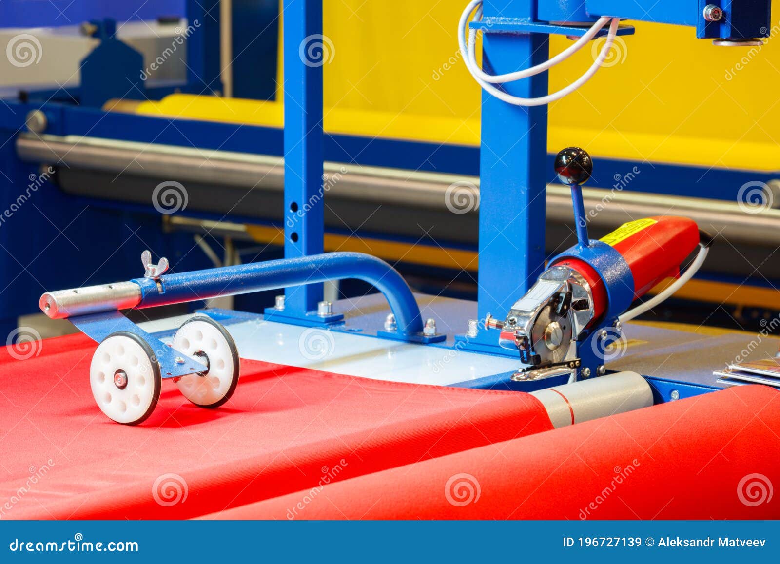 Machine Pour Couper Des Tissus De Tissu Image stock - Image du mesure ...
