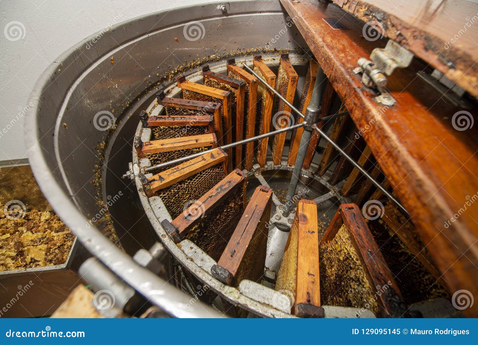 Machine Tournante D'extraction De Miel Image stock - Image du ...
