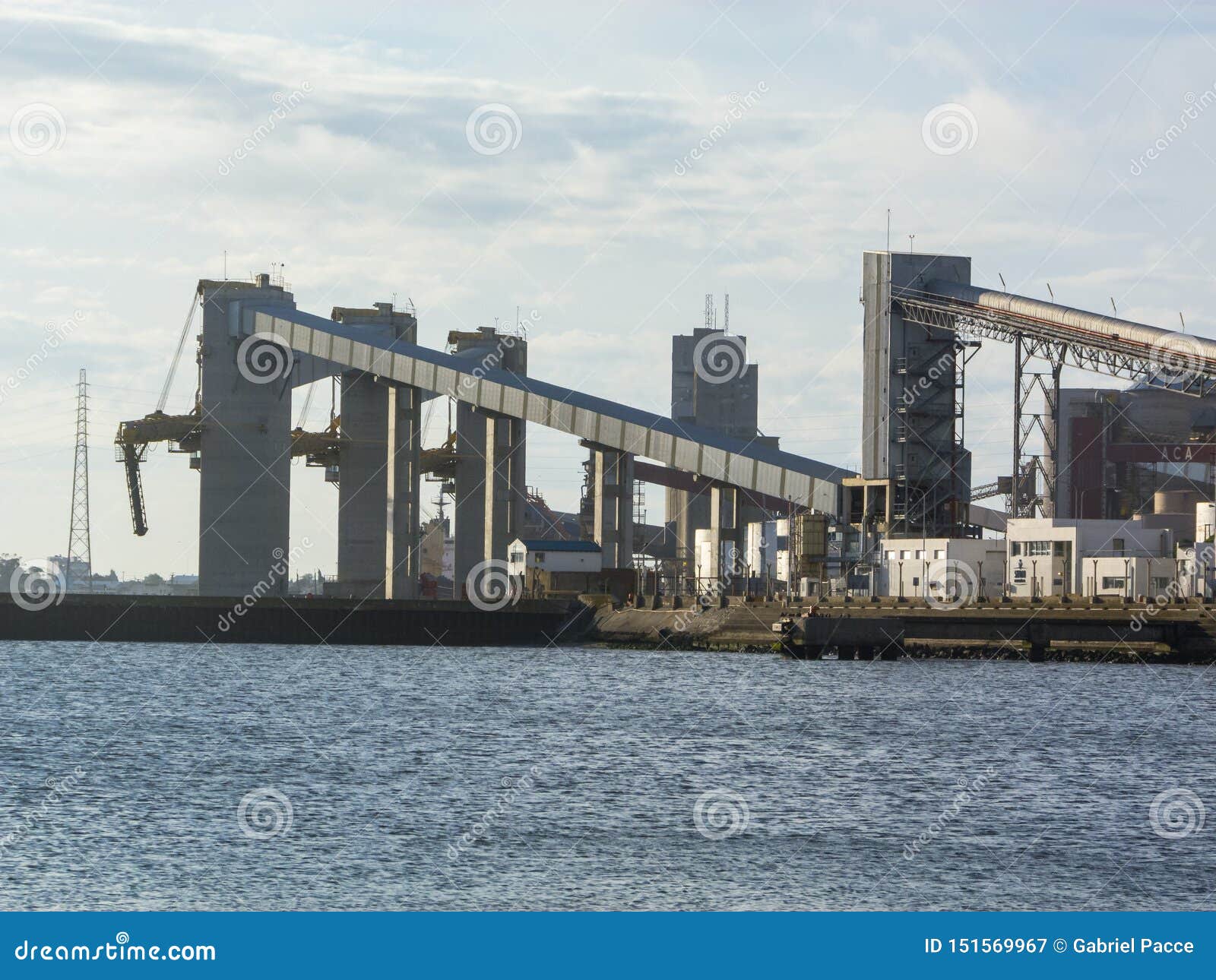 Machines De Cargaison De Port Photographie éditorial - Image du allumé ...