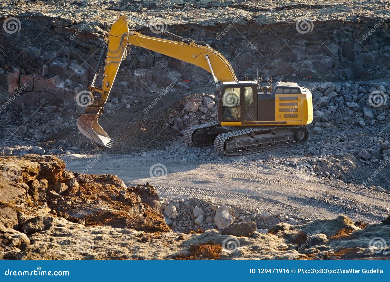 Machines De Chantier De Construction Photo stock - Image du route ...