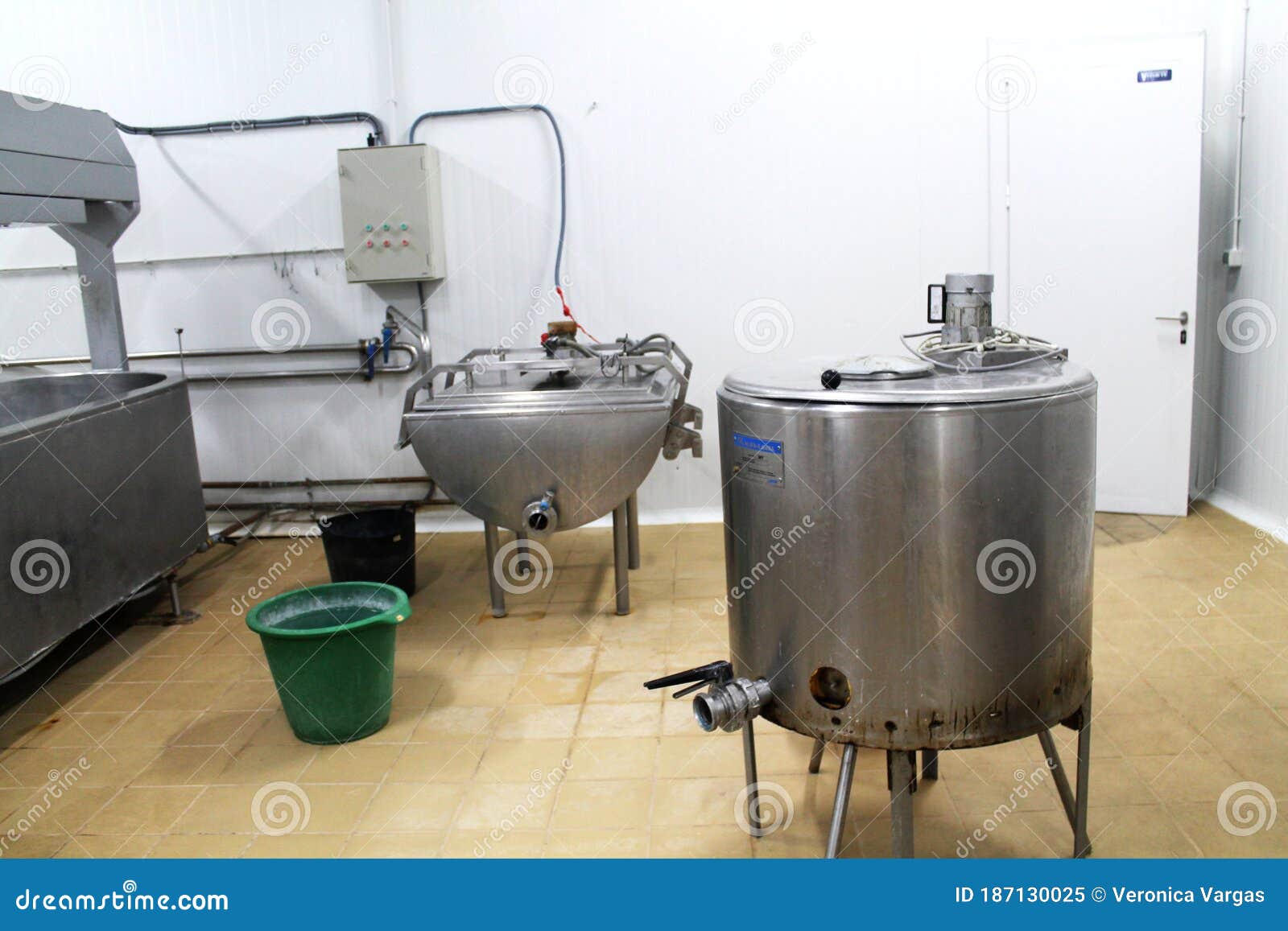 Machines de fromagerie image stock. Image du lait, fromage - 187130025