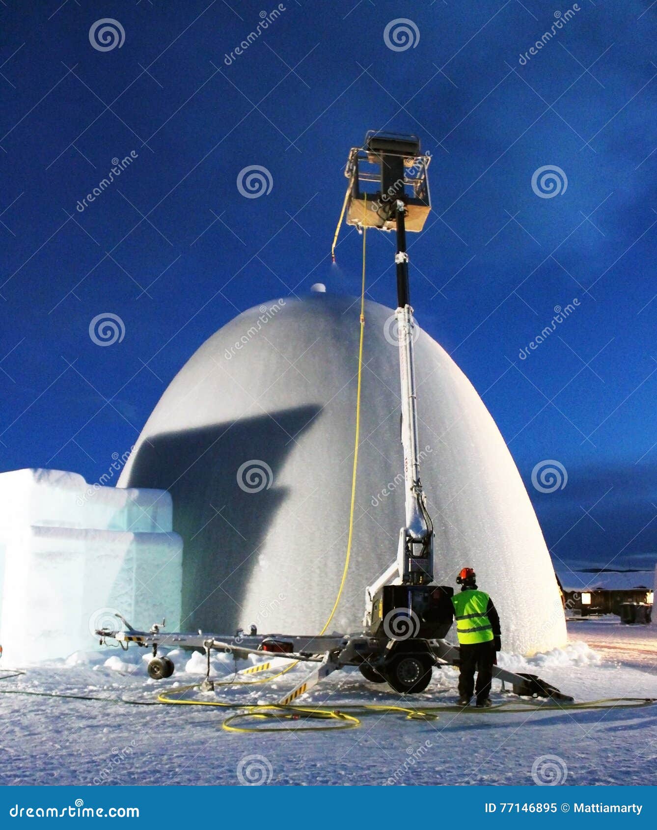 Machines Pour La Construction D'igloo Image stock - Image du glace ...