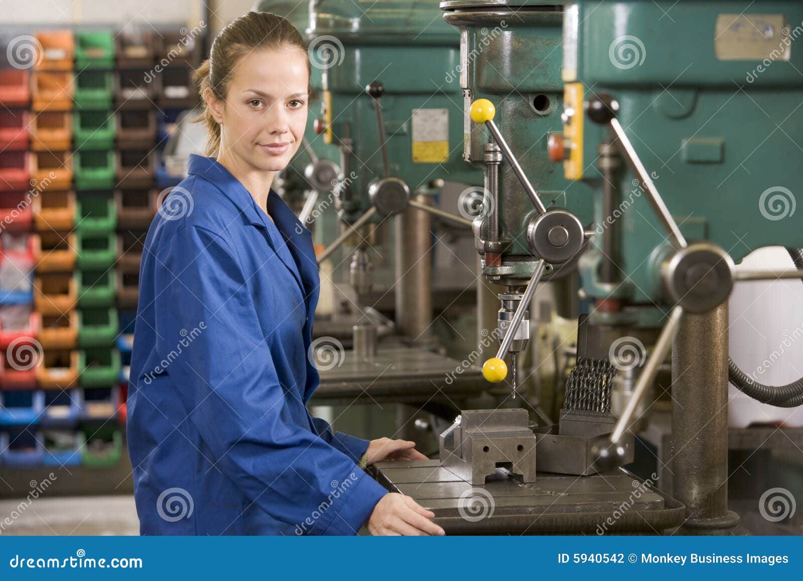 Machinist Die Aan Machine Werkt Stock Foto - Image of beroepen, lengte ...