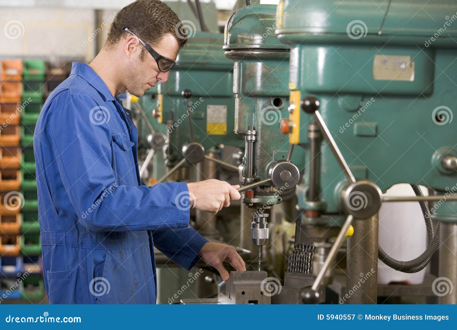 Machinist Die Aan Machine Werkt Stock Afbeelding - Image of één, lengte ...