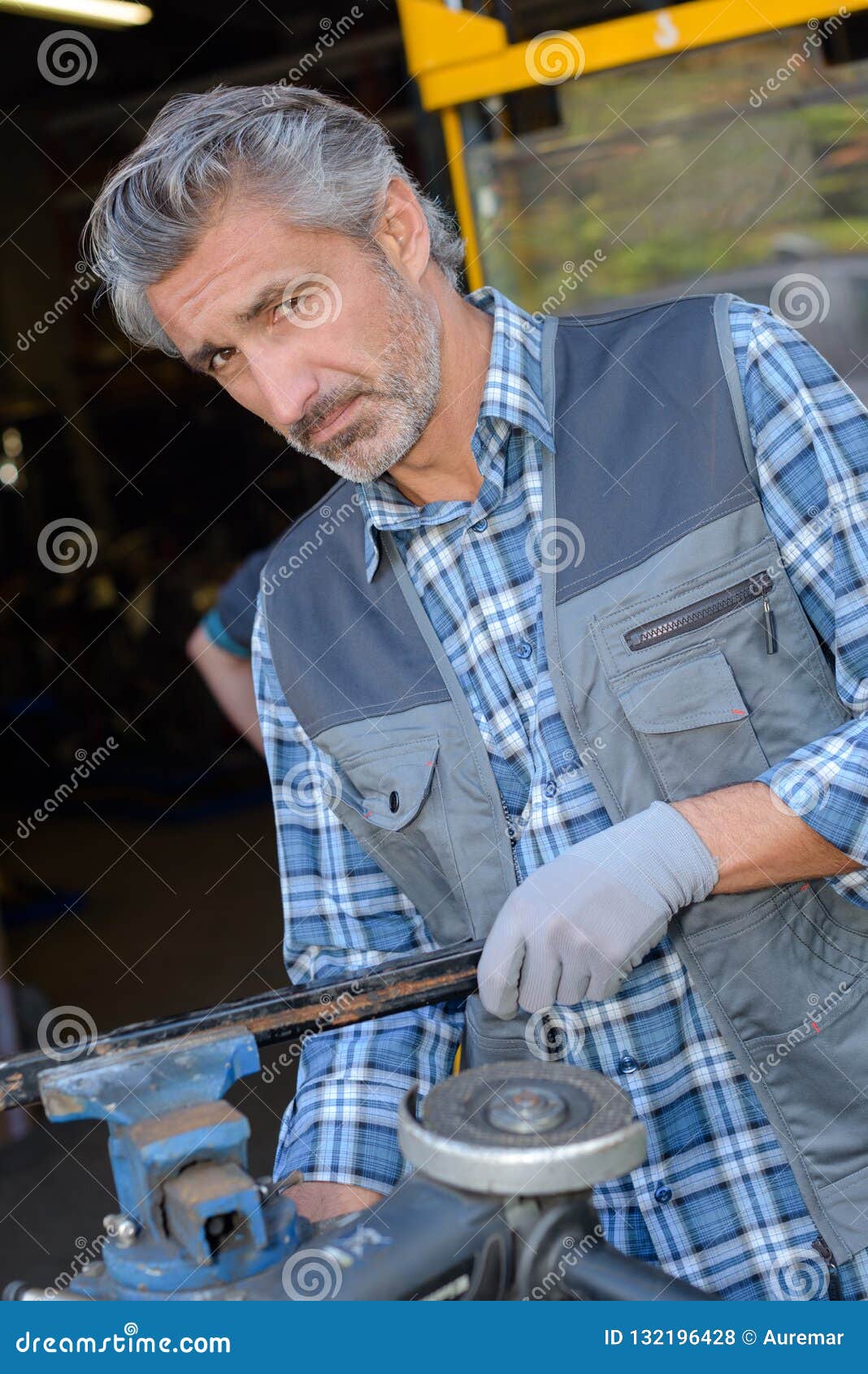 Machiniste Fixant Une Machine Photo stock - Image du dysfonctionnement ...