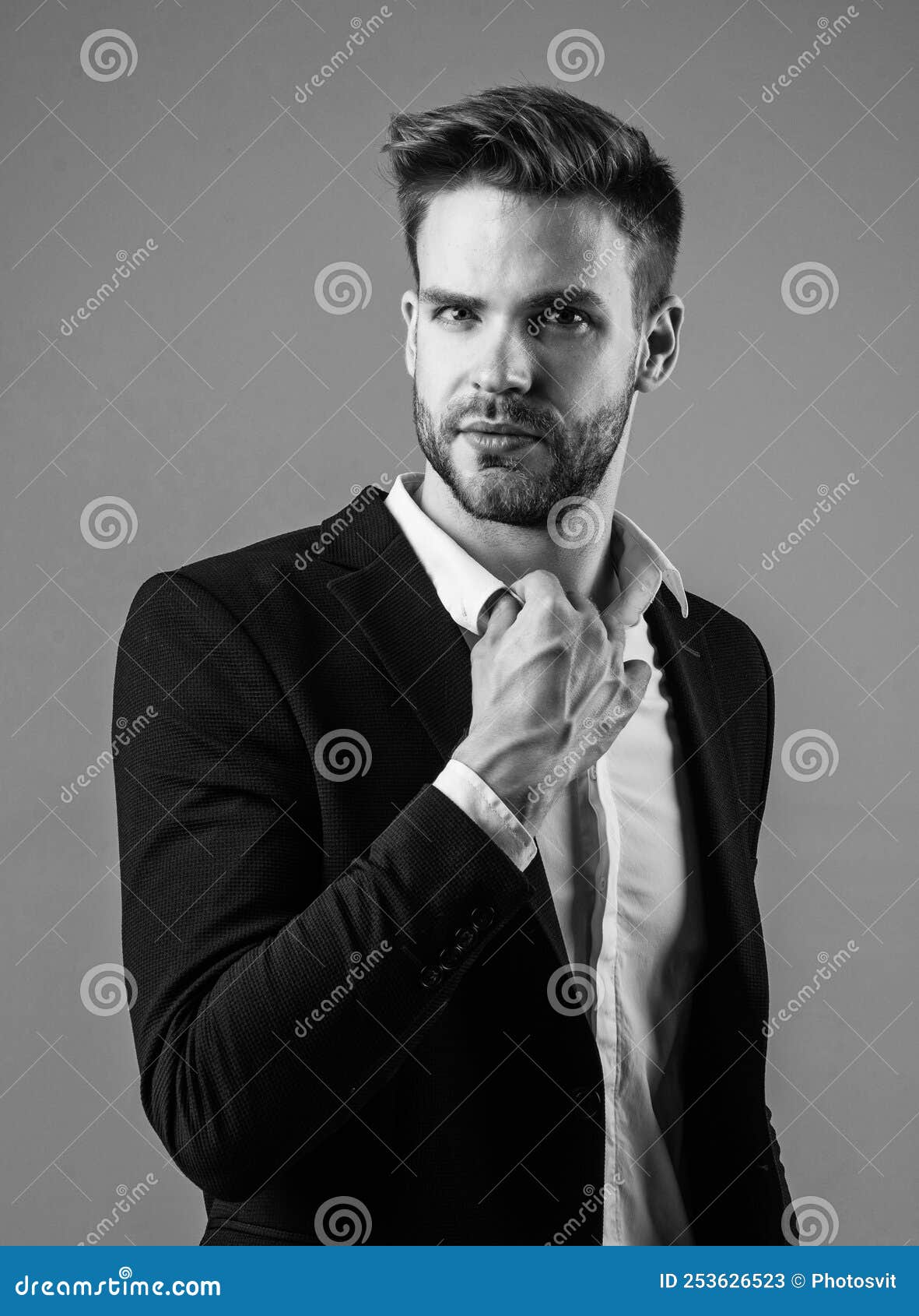 Macho Con Pelo Y Barba De Moda Imagen de archivo - Imagen de confidente ...