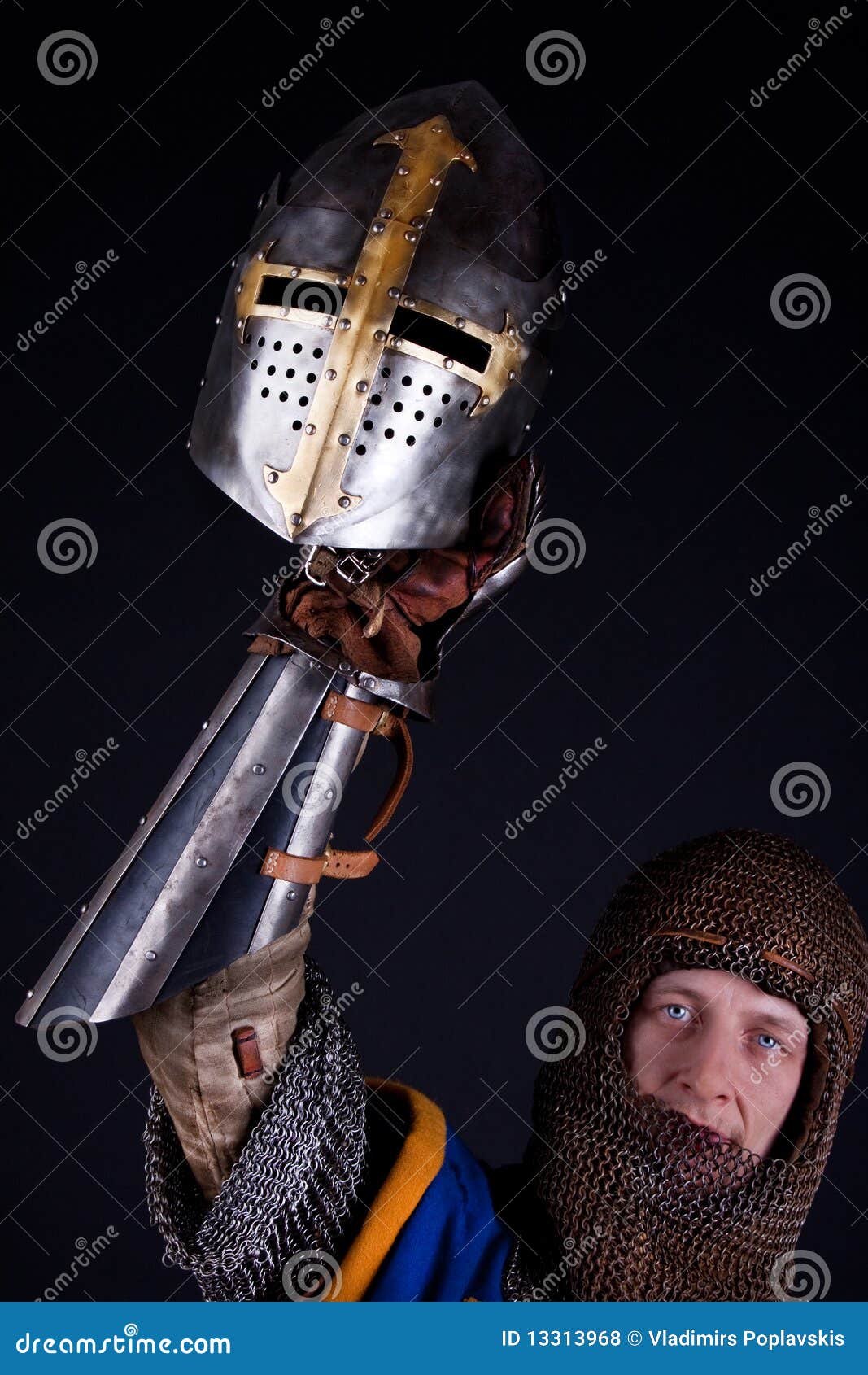 Machtige Ridder Die Een Helm Houdt Stock Foto - Image of bedrijf ...