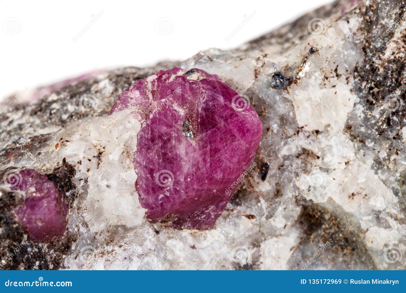 Macro De Una Piedra Mineral De Ruby En Un Fondo Blanco Imagen de ...