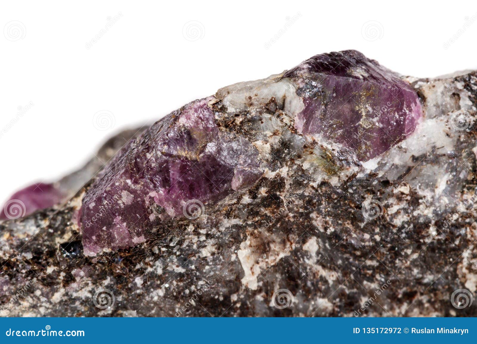 Macro De Una Piedra Mineral De Ruby En Un Fondo Blanco Foto de archivo ...
