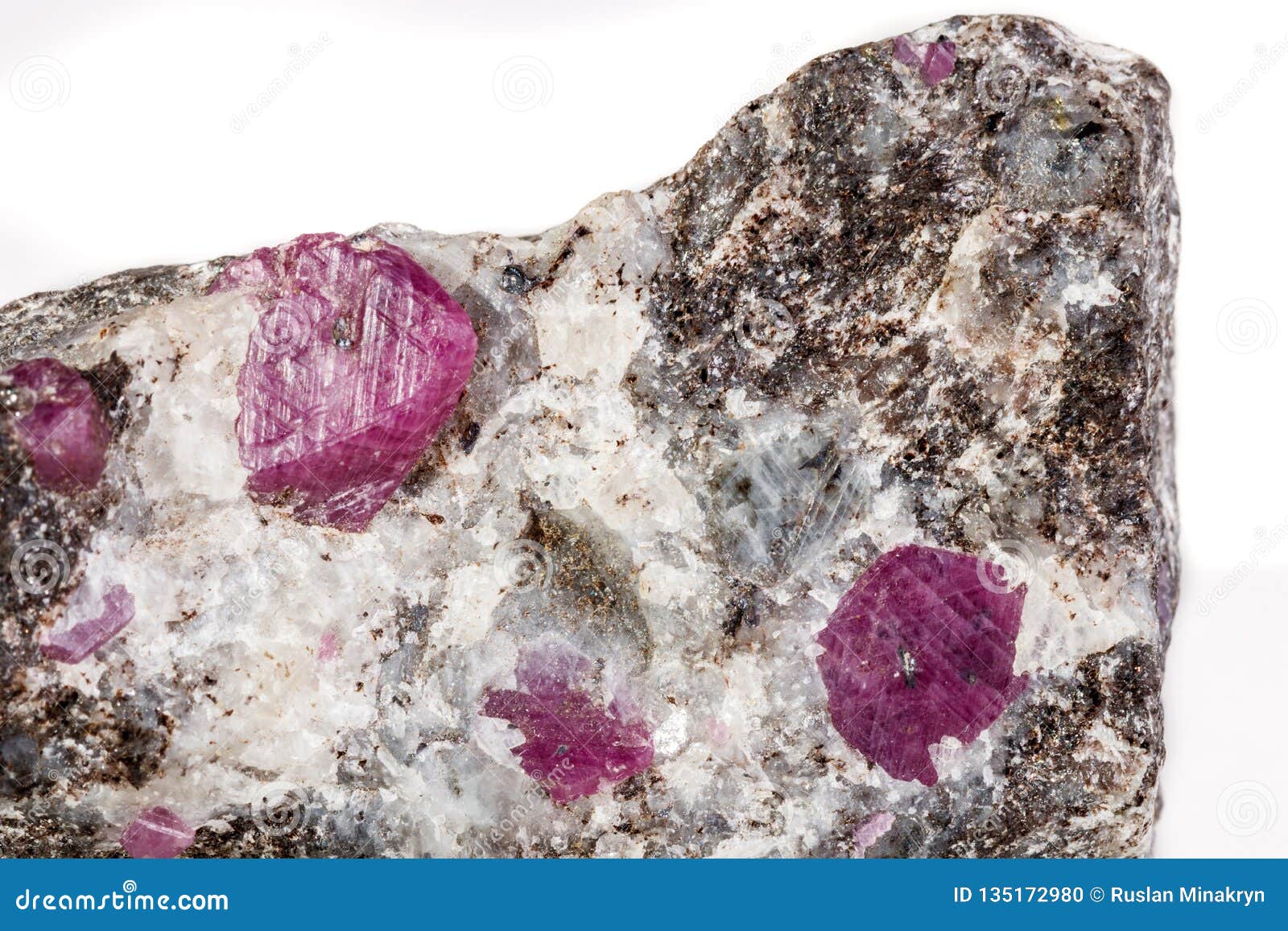 Macro De Una Piedra Mineral De Ruby En Un Fondo Blanco Foto de archivo ...