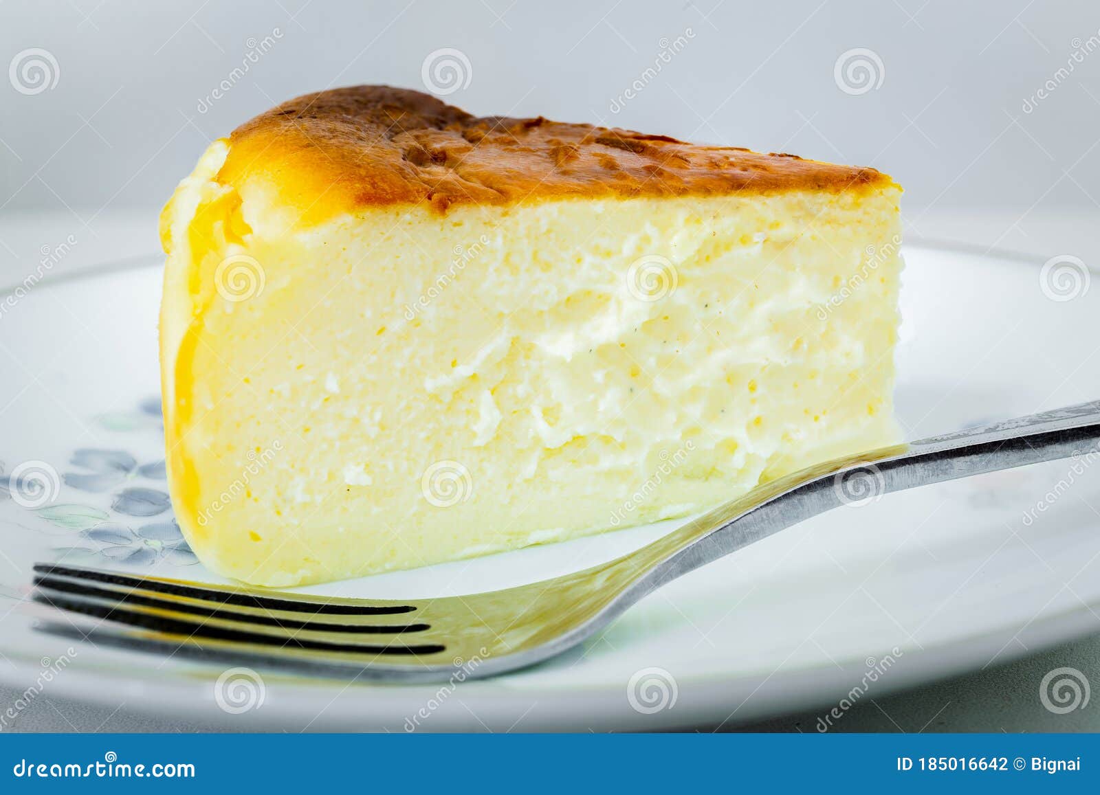 Macro-fatia De Cheesecake Basco Queimado E Garfo Em Prato Em Fundo ...