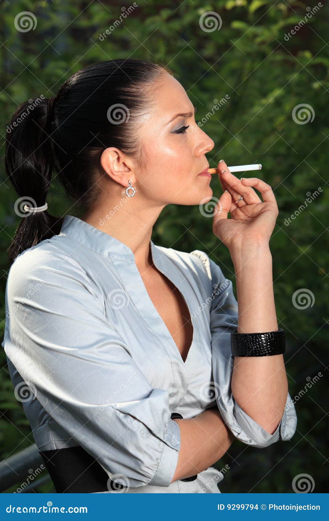 Madame de fumage photo stock. Image du courroie, earring - 9299794