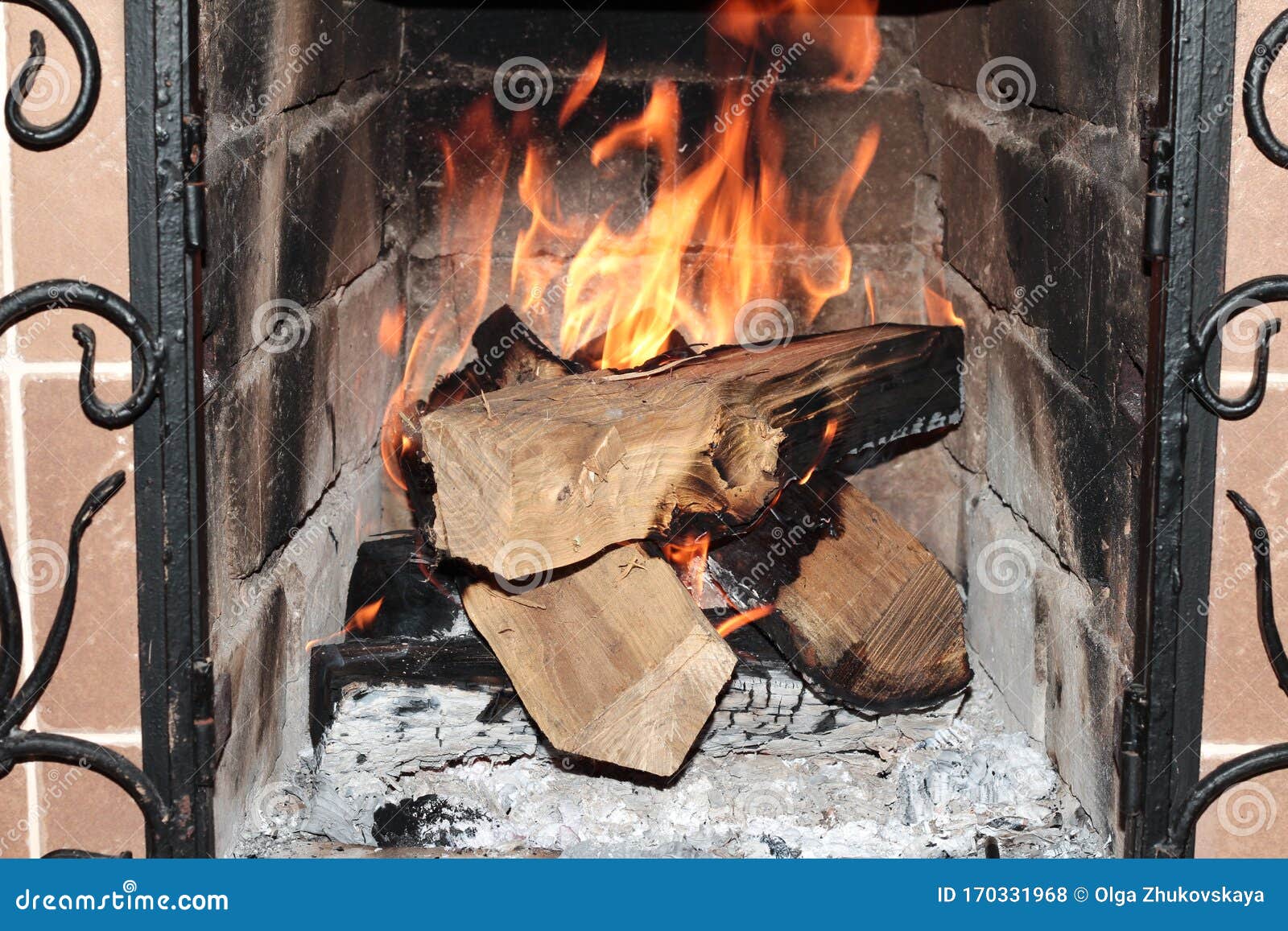 Madeira Queimada Na Lareira Foto de Stock - Imagem de perigo, madeira ...