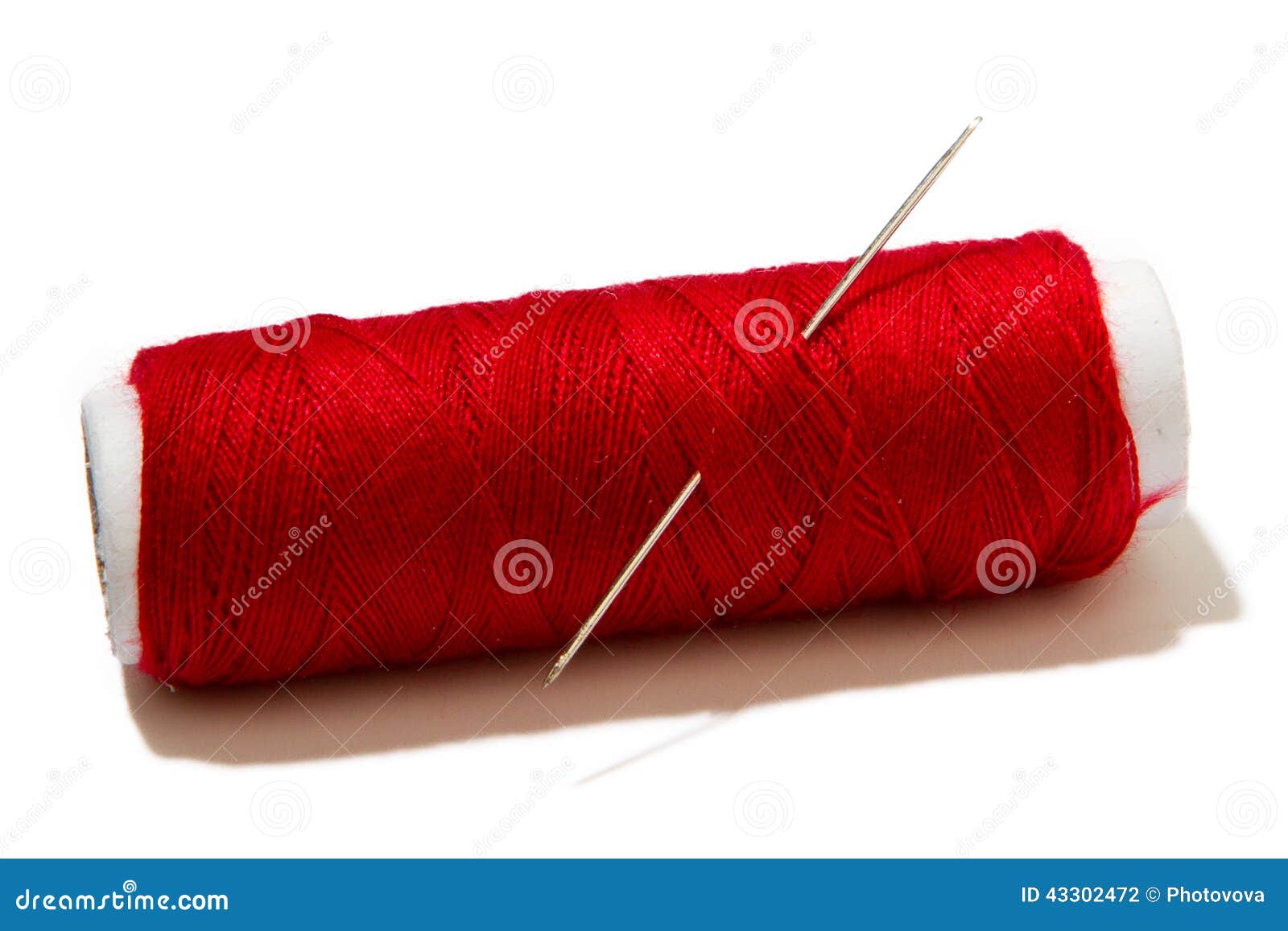 Madeja del hilo rojo foto de archivo. Imagen de carretes - 43302472