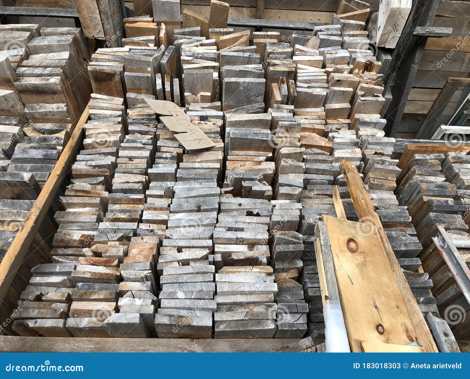 Madera Apilada Esperando Su Uso En La Granja Imagen de archivo - Imagen ...