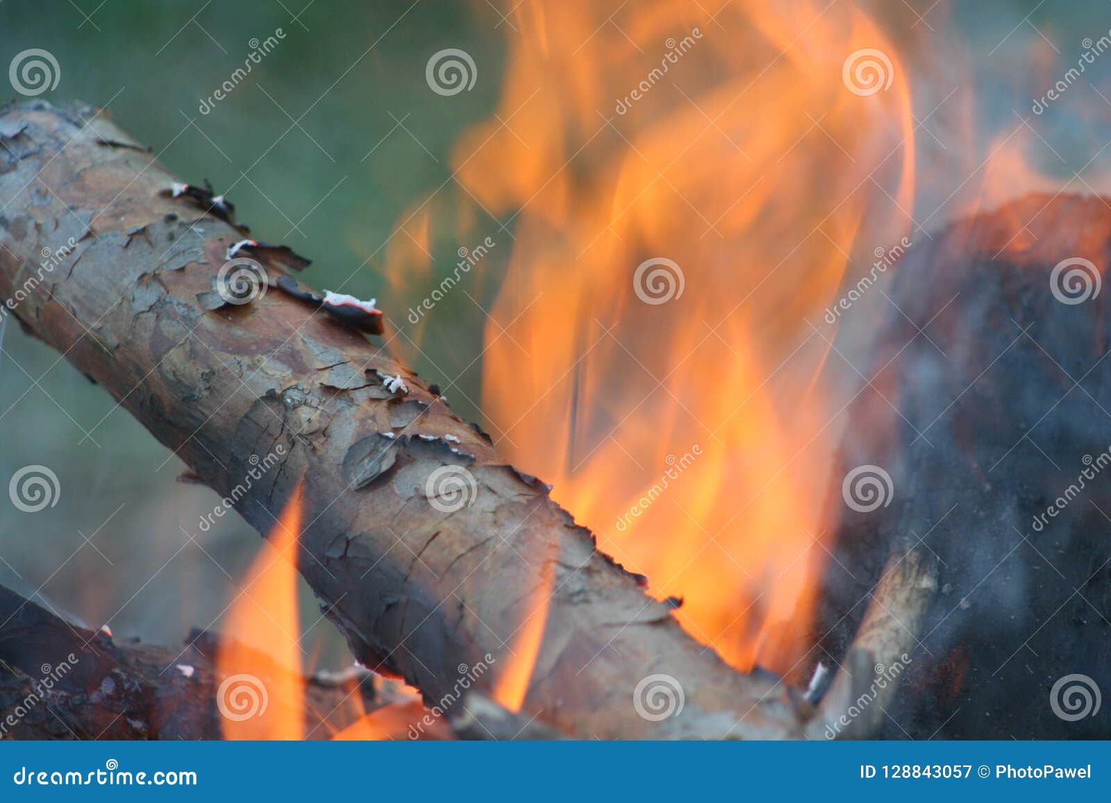 Madera ardiendo y que fuma imagen de archivo. Imagen de fondo - 128843057