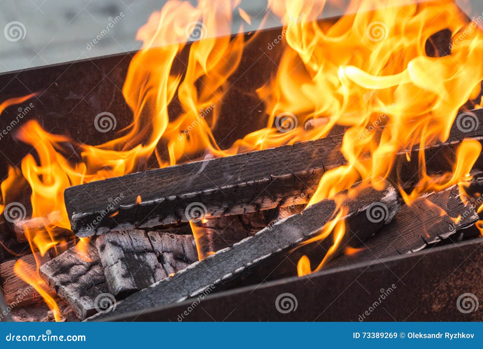 Madera Ardiente En Un Brasero Imagen de archivo - Imagen de ...