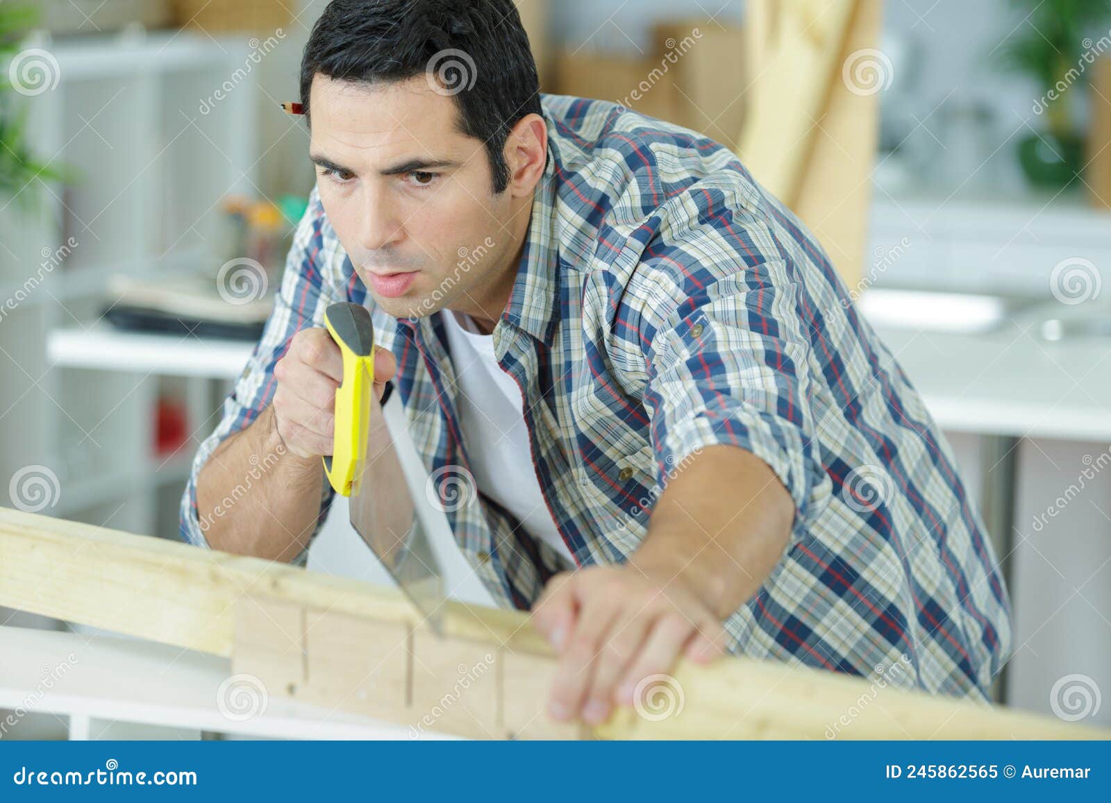 Madera De Aserrado Carpintero Imagen de archivo - Imagen de hombre ...