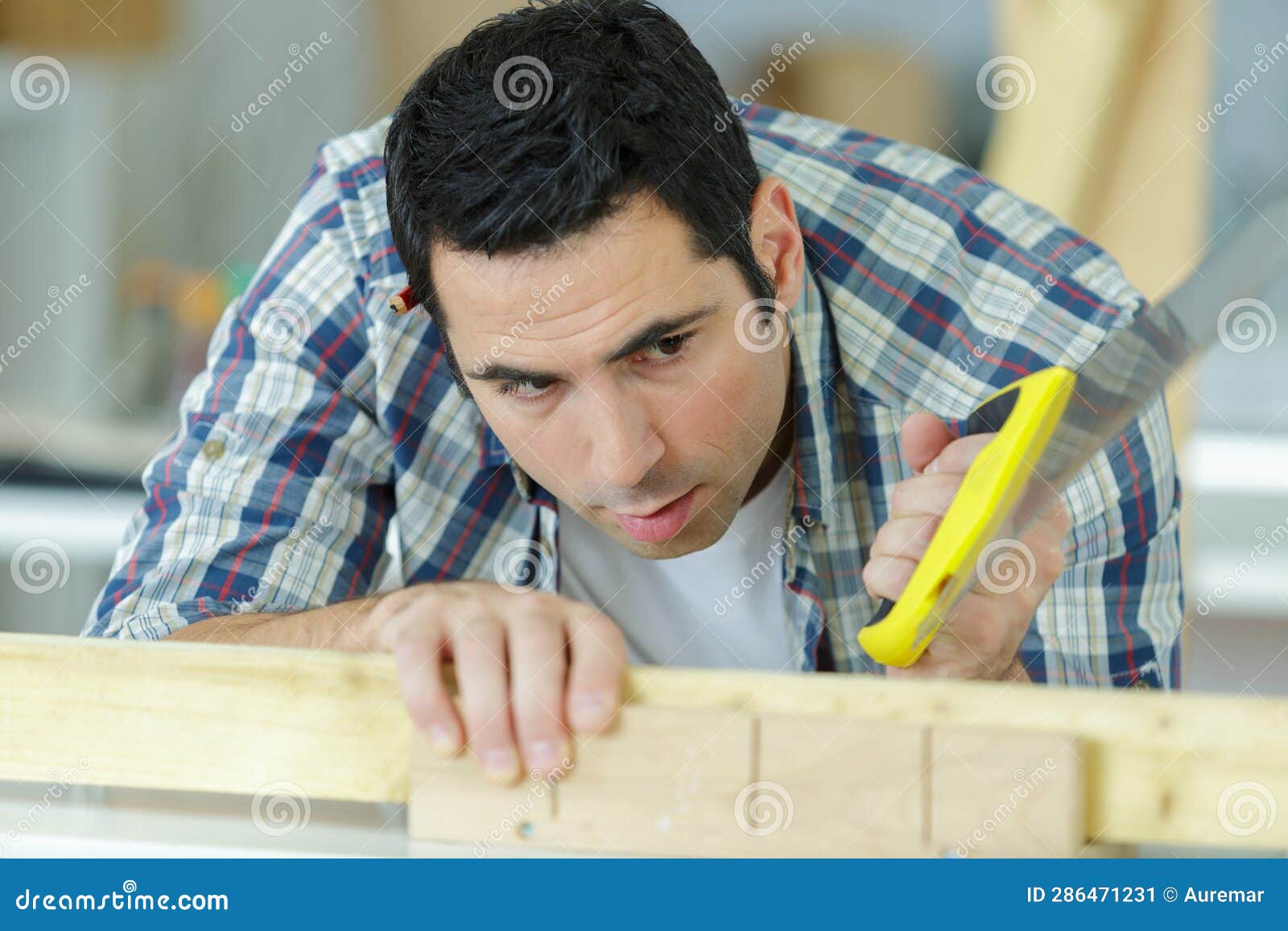 Madera De Aserrado Carpintero Imagen de archivo - Imagen de madera ...