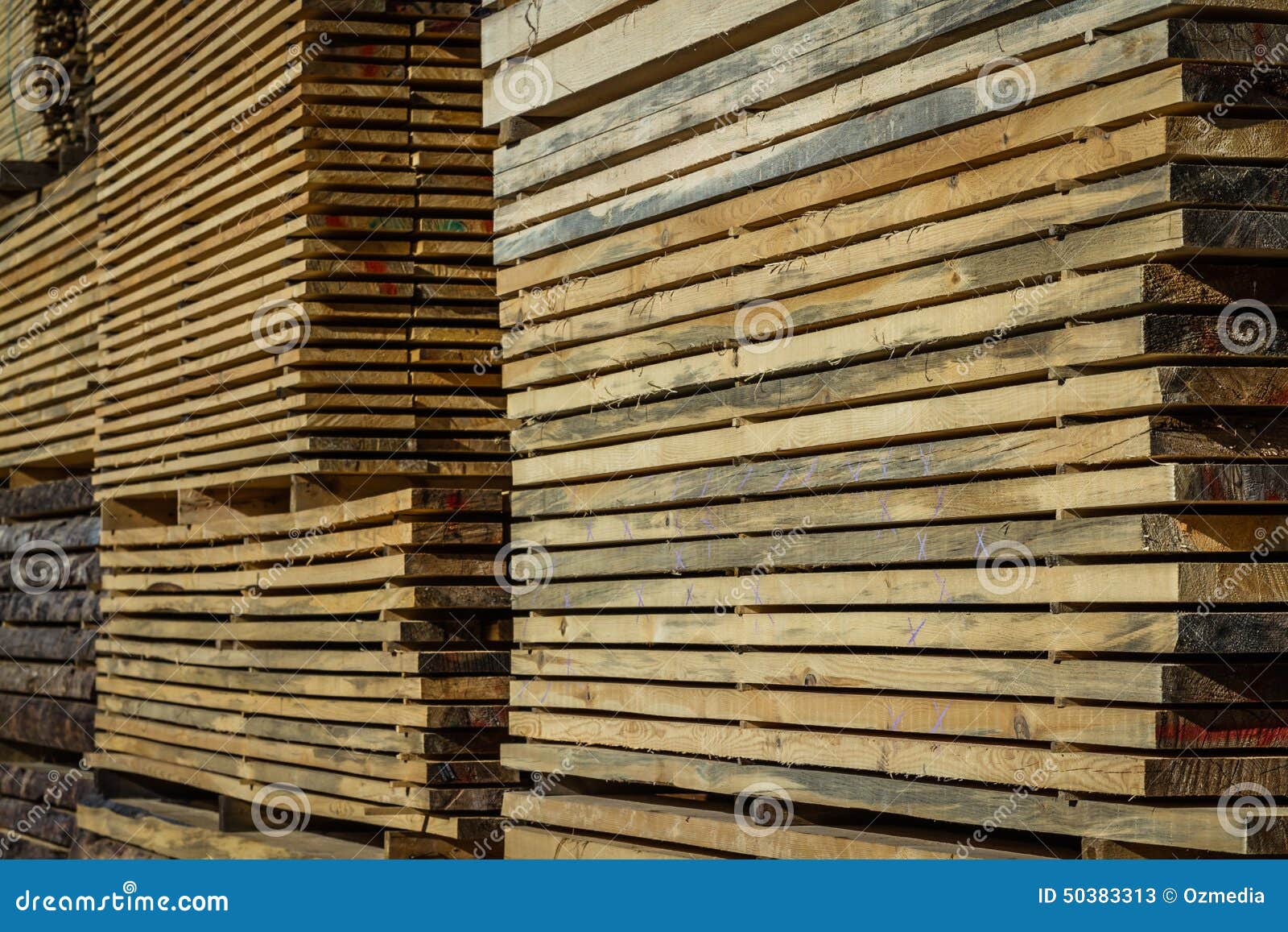 Madera De Madera Apilada Del Pino Imagen de archivo - Imagen de ...