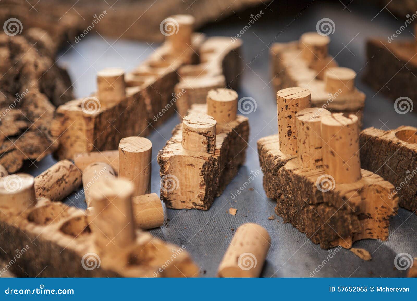 Madera Del Corcho Y Corcho Para El Vino Imagen de archivo - Imagen de ...