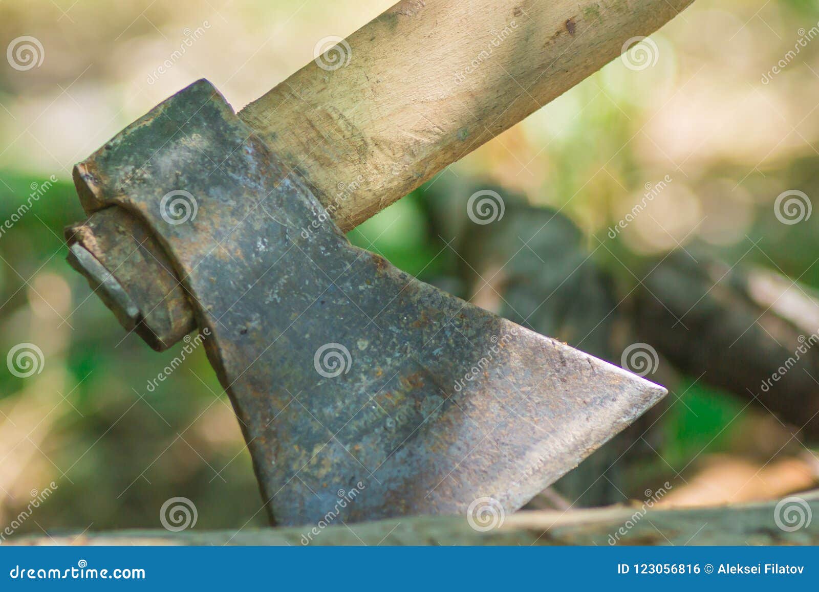 Madera Del Corte Con Un Hacha Foto de archivo - Imagen de vendimia ...