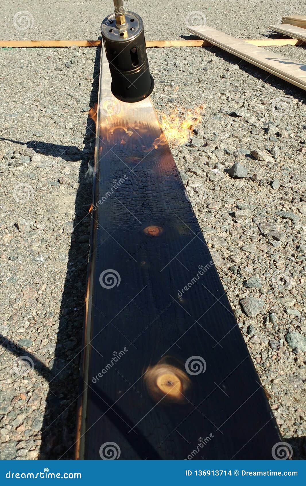 Madera en fuego foto de archivo. Imagen de negro, fuego - 136913714