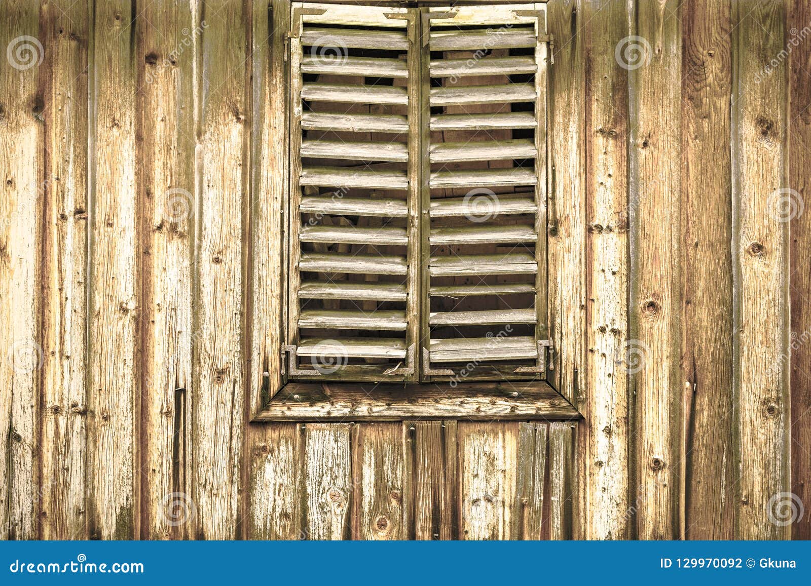 Madera ennegrecida vieja foto de archivo. Imagen de fachada - 129970092