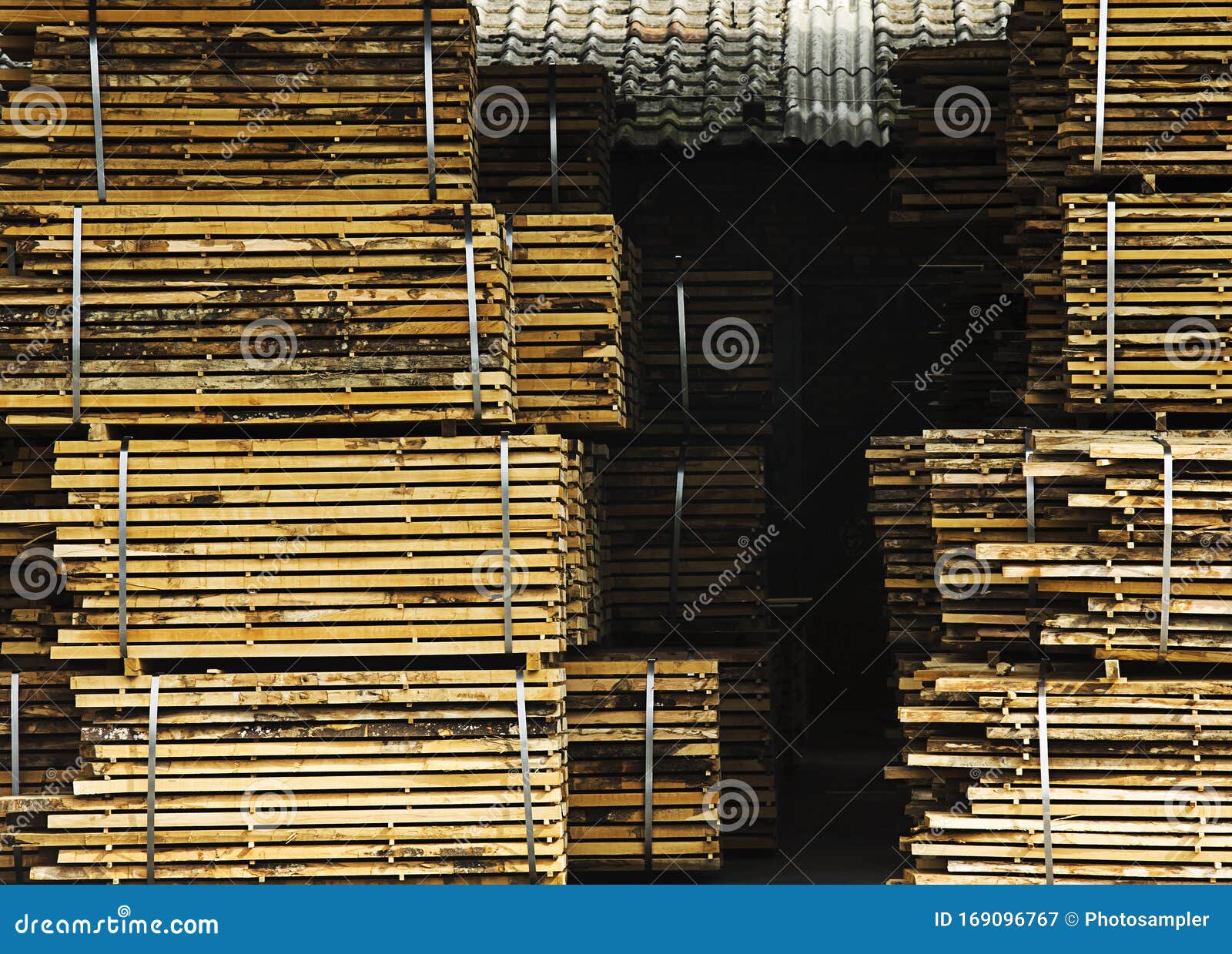 Madera Procesada Empaquetada Y Apilada Imagen de archivo - Imagen de ...