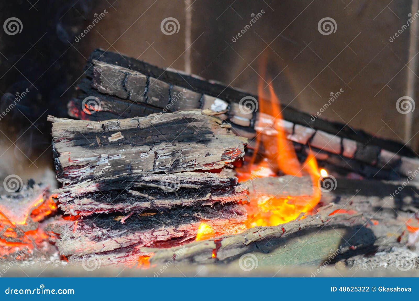 Madera Que Quema En El Fuego Foto de archivo - Imagen de colorido ...