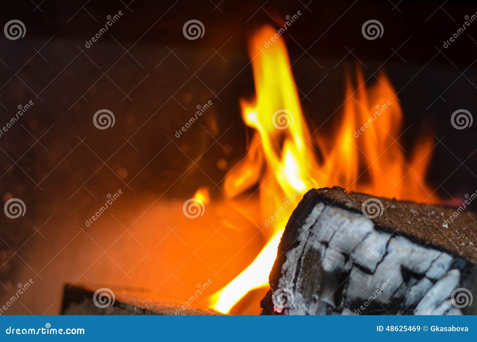 Madera Que Quema En El Fuego Imagen de archivo - Imagen de fuego, fumar ...
