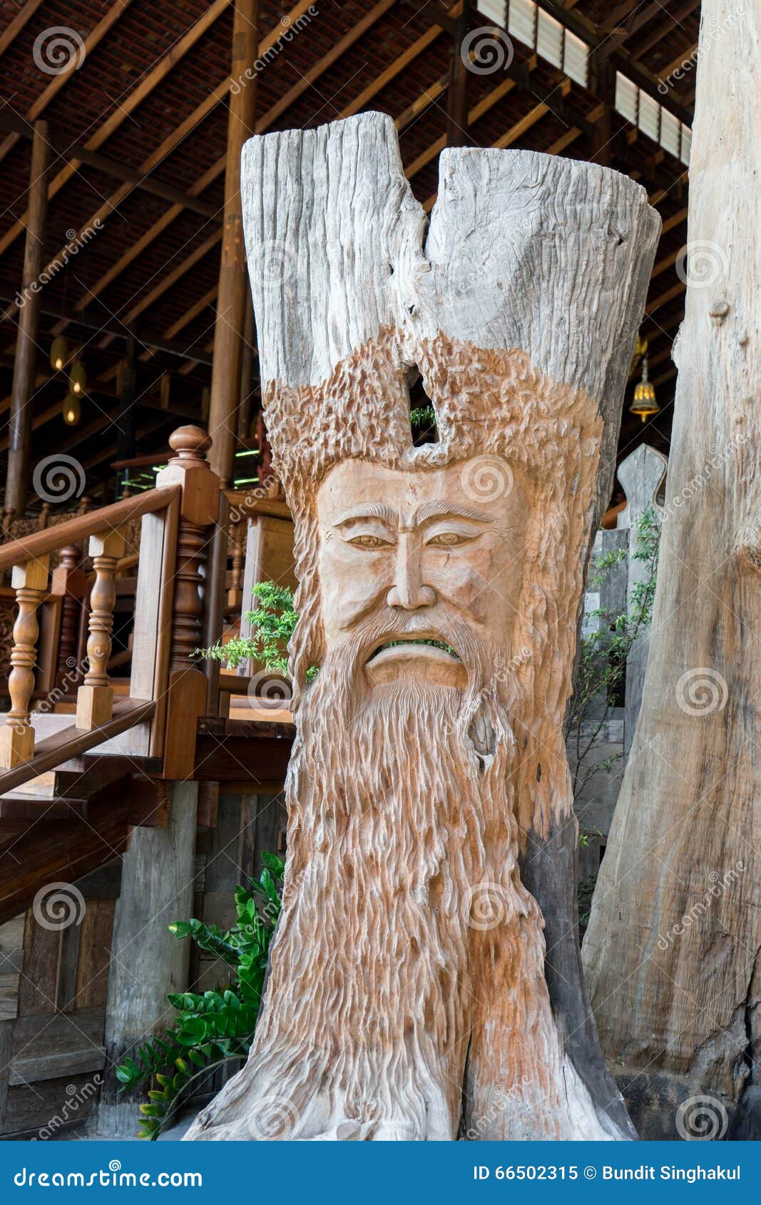 Madera Tallada En Forma Humana