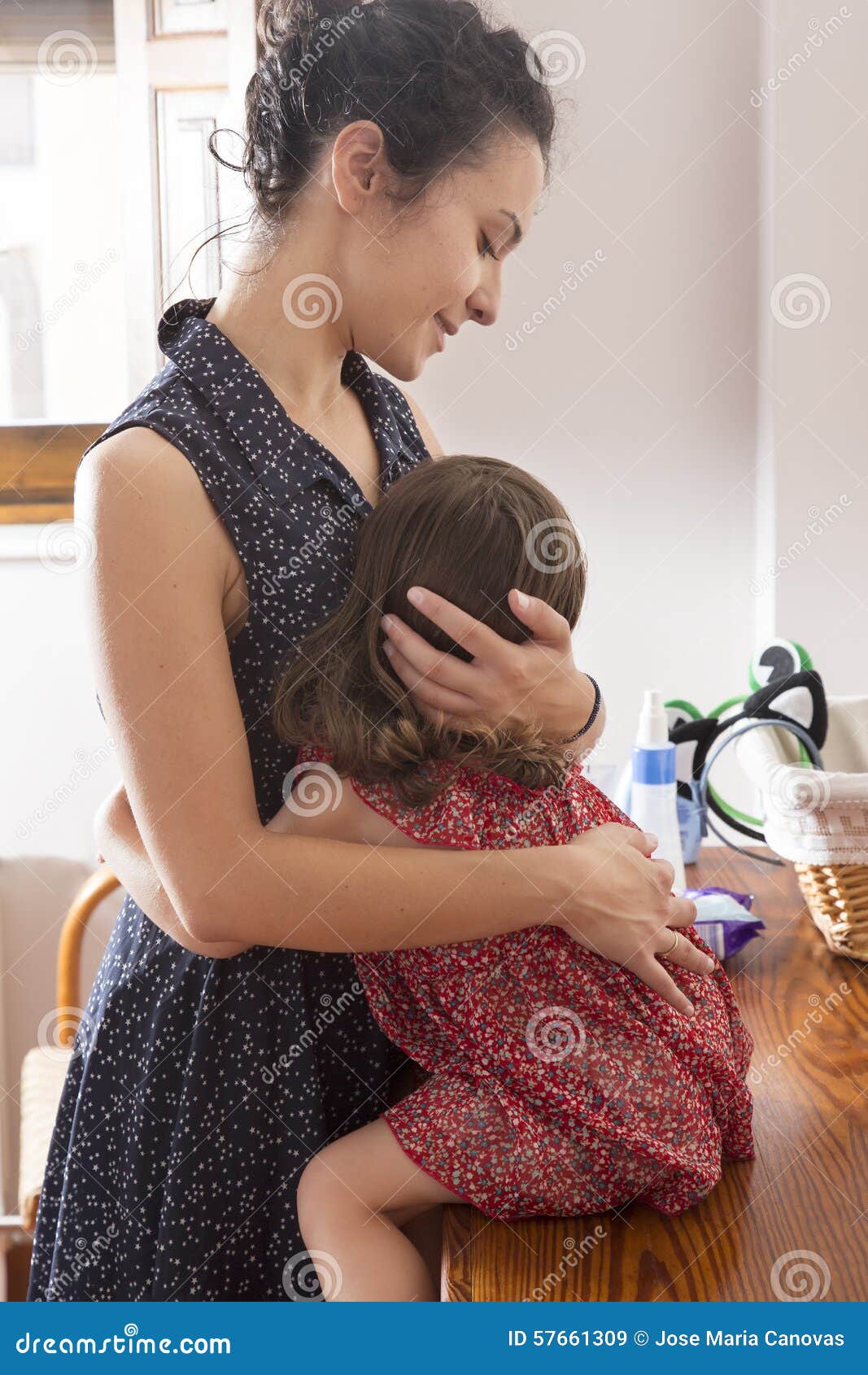 Madre Che Abbraccia Daugther a Casa Di Mattina Immagine Stock ... Madre Che Abbraccia Daugther a Casa Di Mattina Immagine Stock ...