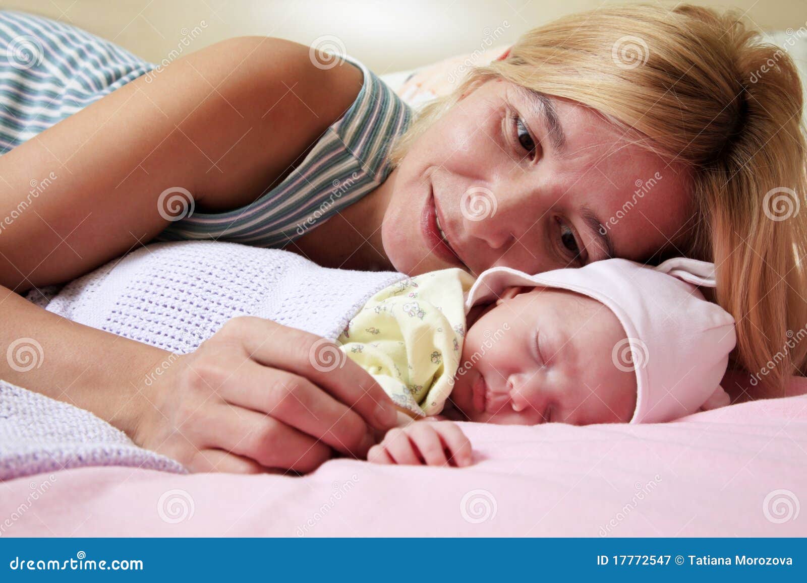 Madre con el bebé imagen de archivo. Imagen de padre - 17772547