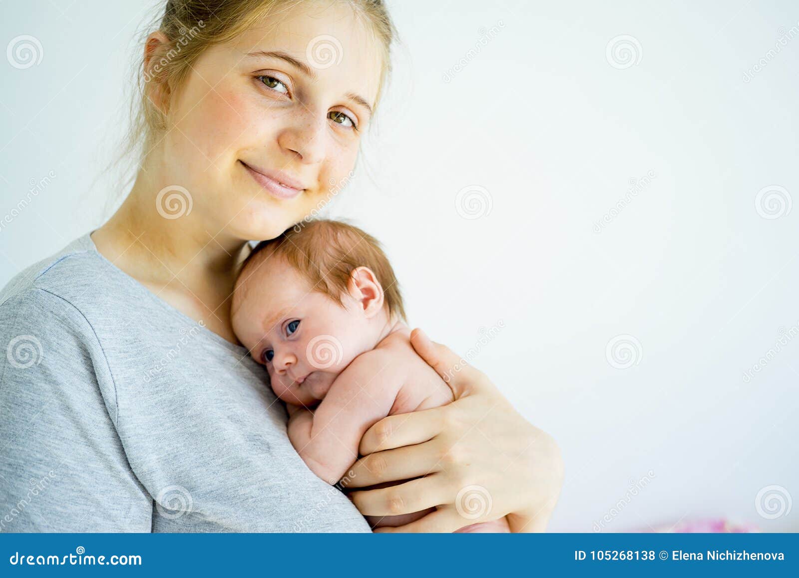 Madre con su bebé foto de archivo. Imagen de lindo, mentira - 105268138