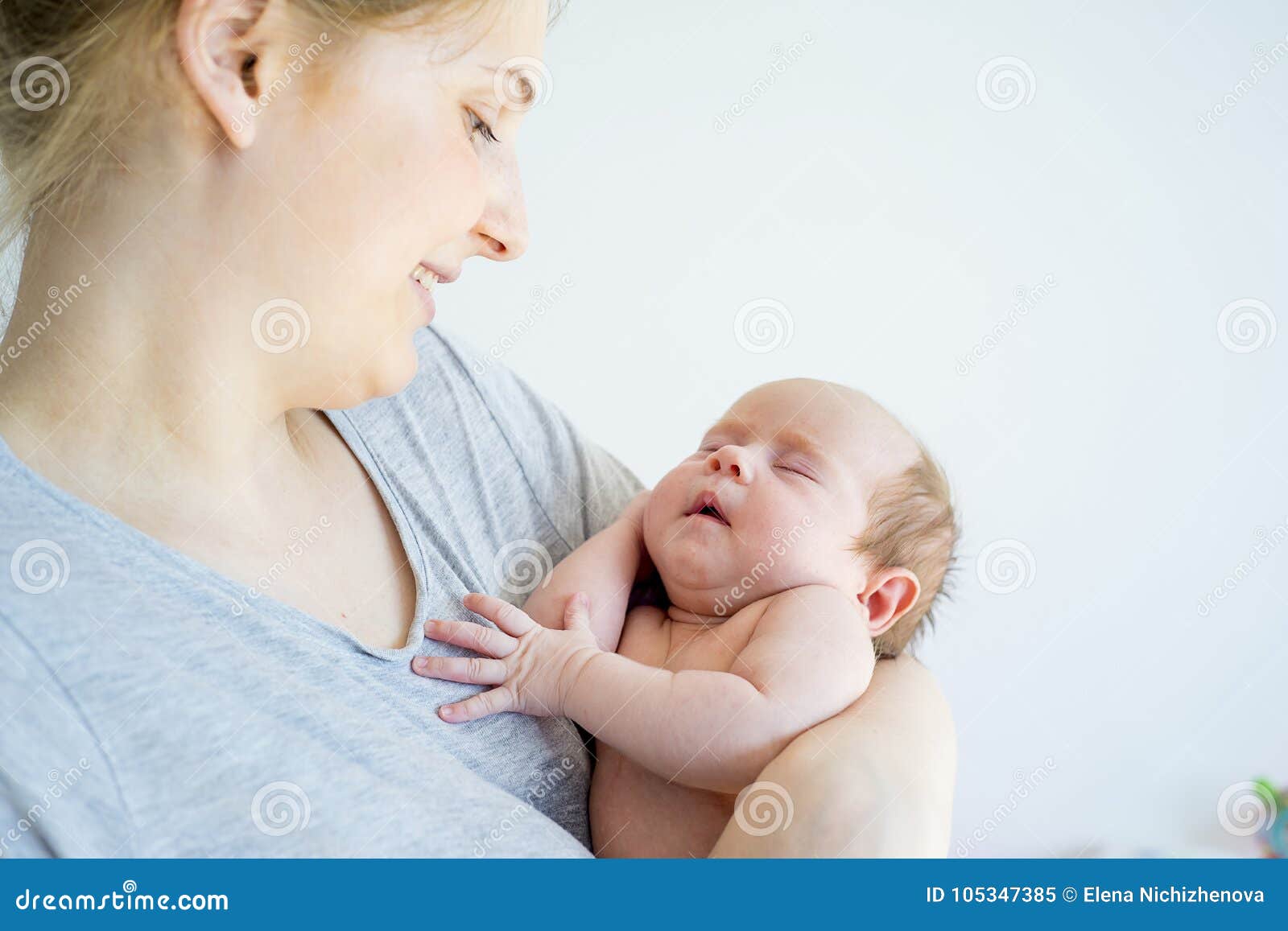 Madre con su bebé imagen de archivo. Imagen de vida - 105347385