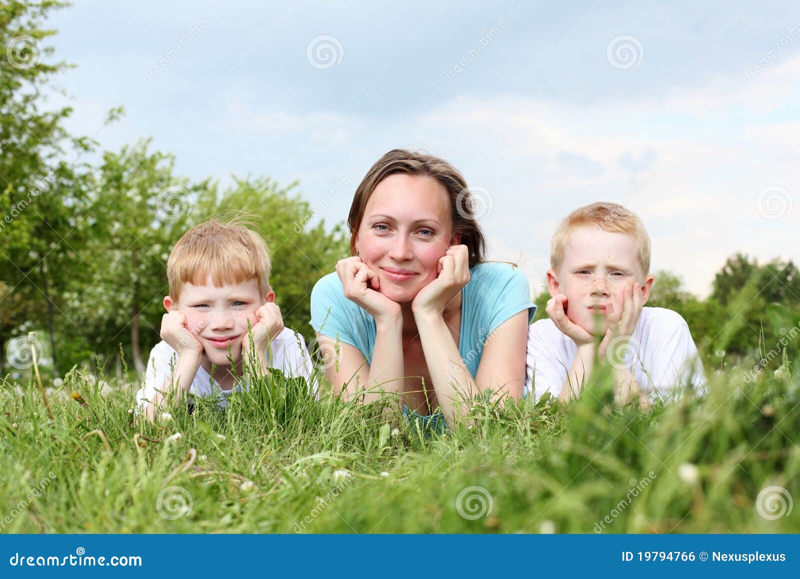 Madre Con Sus Dos Hijos Al Aire Libre Foto de archivo - Imagen de ...