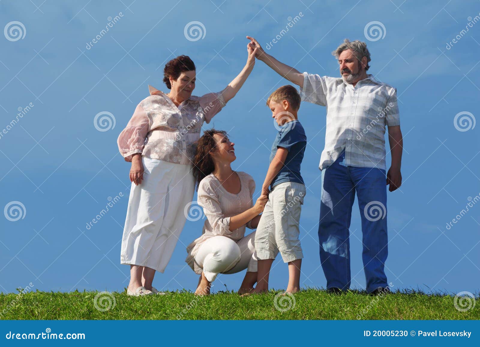 Madre E Figlio, Nonni Che Fanno Il Tetto Della Casa Fotografia Stock ... Madre E Figlio, Nonni Che Fanno Il Tetto Della Casa Fotografia Stock ...
