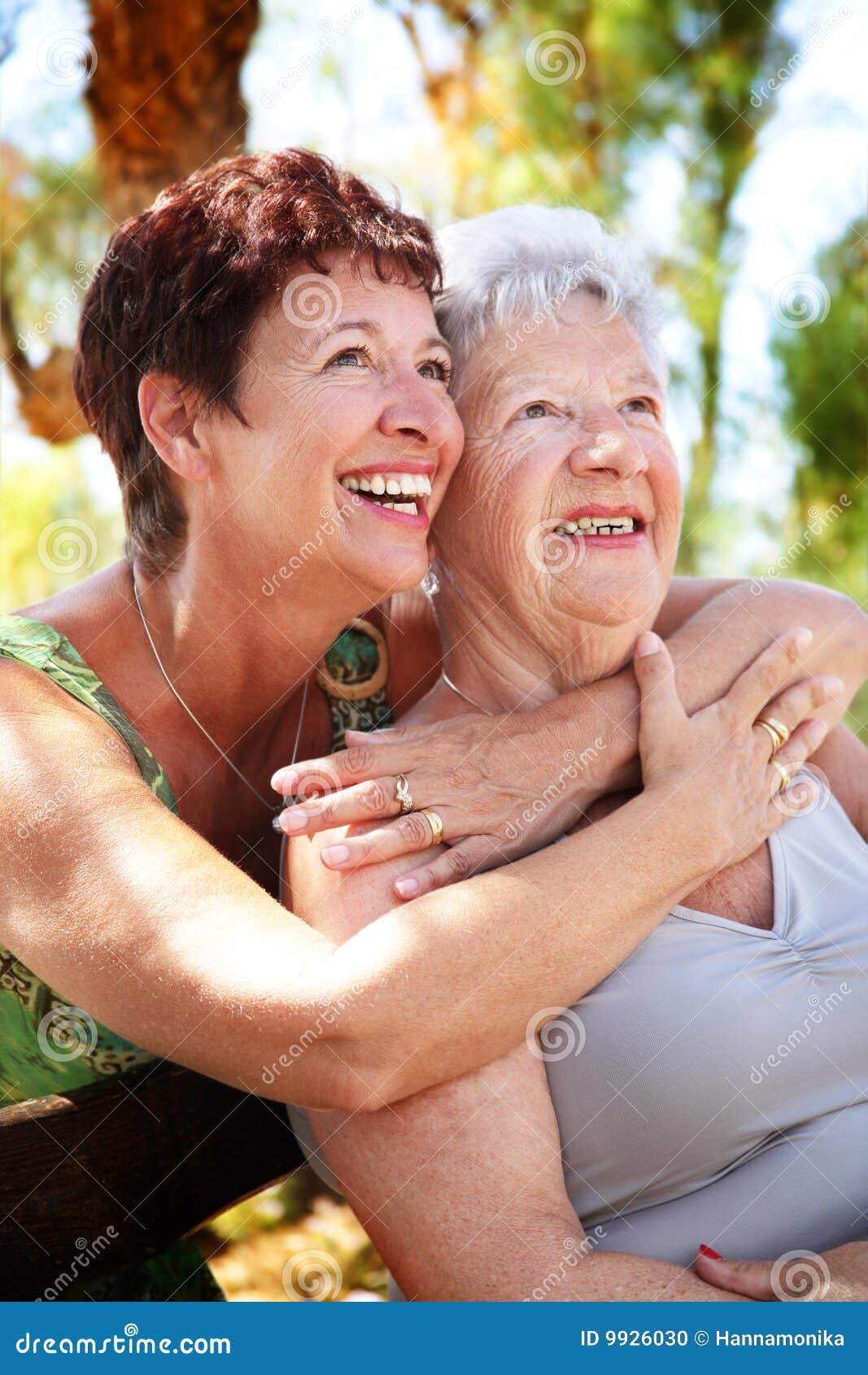 Madre E Hija Mayores Hermosas Foto de archivo - Imagen de verde ... Madre E Hija Mayores Hermosas Foto de archivo - Imagen de verde ...