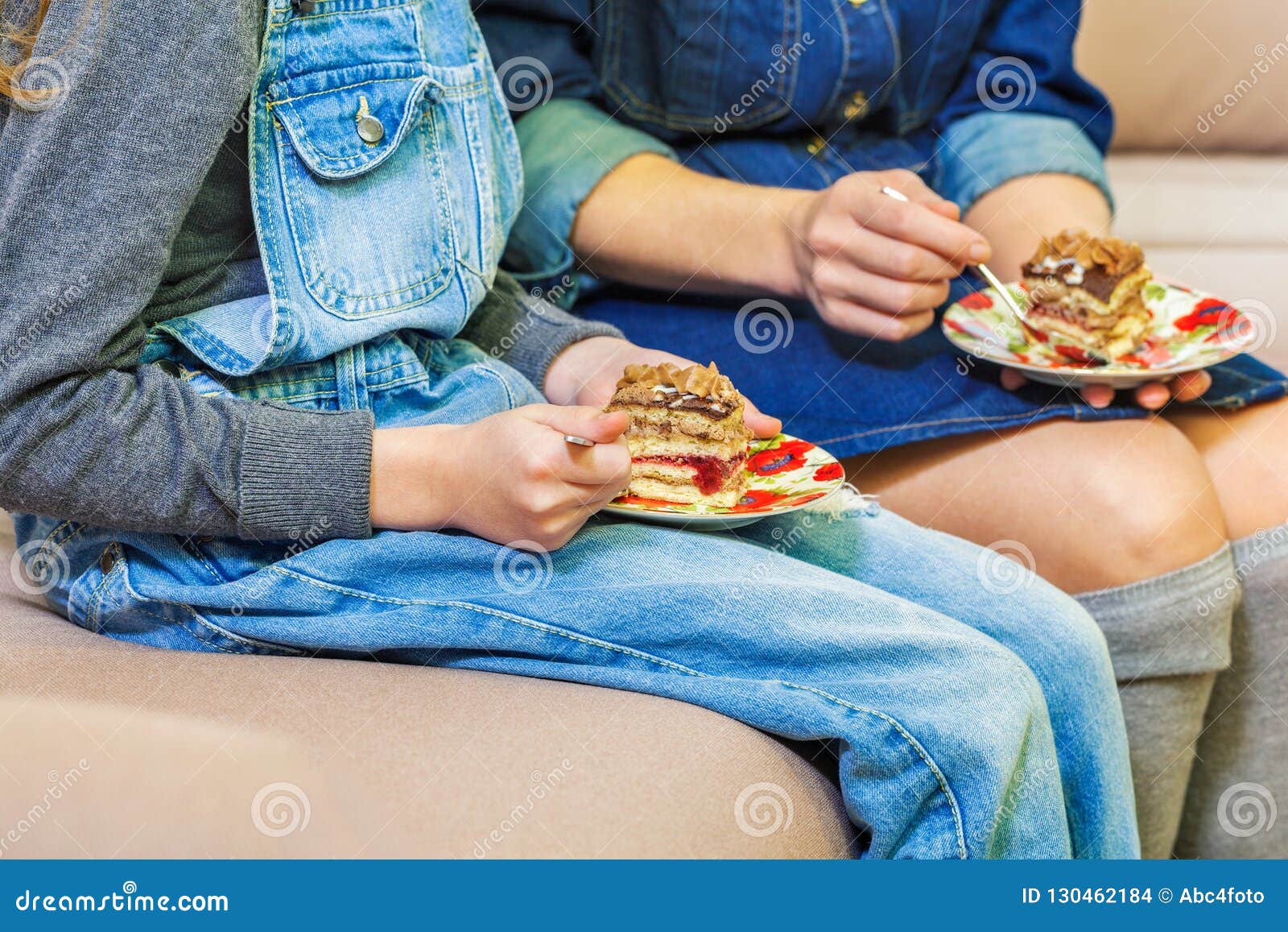 Madre E Hija Que Comen La Torta Foto de archivo - Imagen de torta, ocio ... Madre E Hija Que Comen La Torta Foto de archivo - Imagen de torta, ocio ...