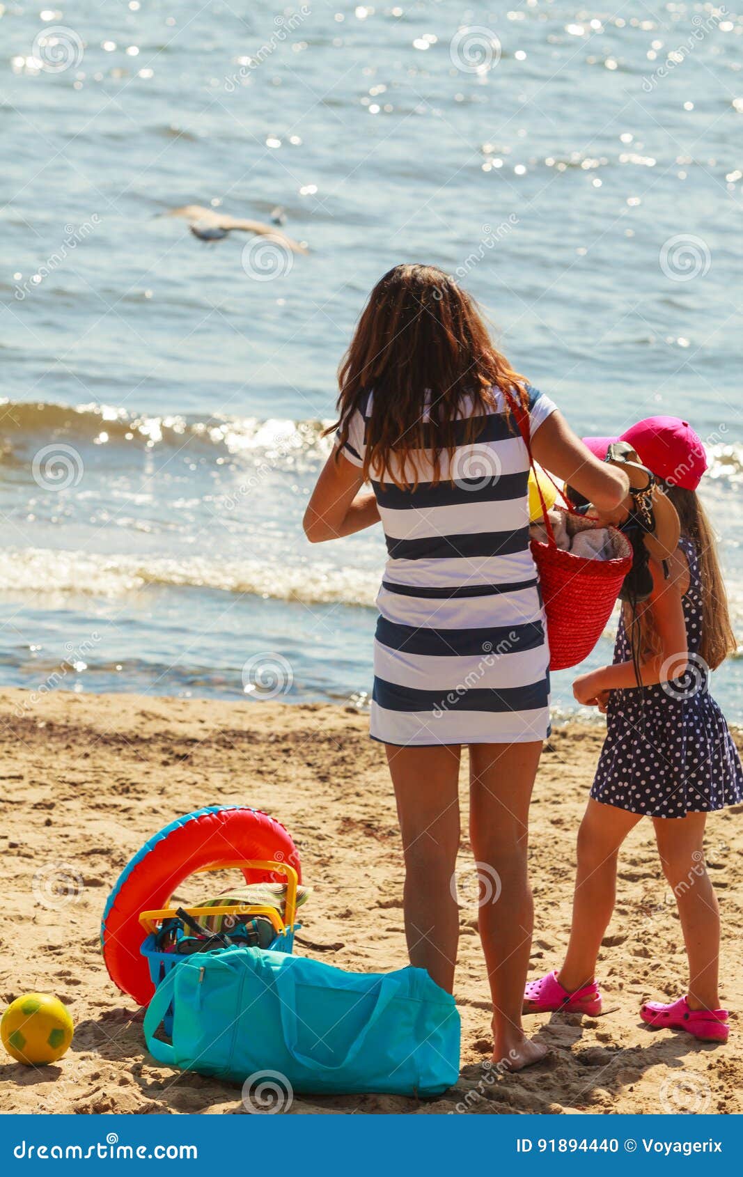 Madre E Hija Que Juegan En La Playa Foto De Archivo Imagen De