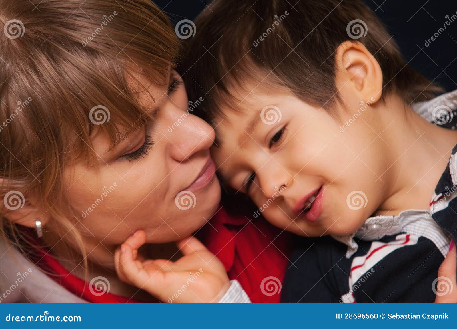 Madre E Hijo Abrazados Para Arriba Foto de archivo - Imagen de maternal ... Madre E Hijo Abrazados Para Arriba Foto de archivo - Imagen de maternal ...
