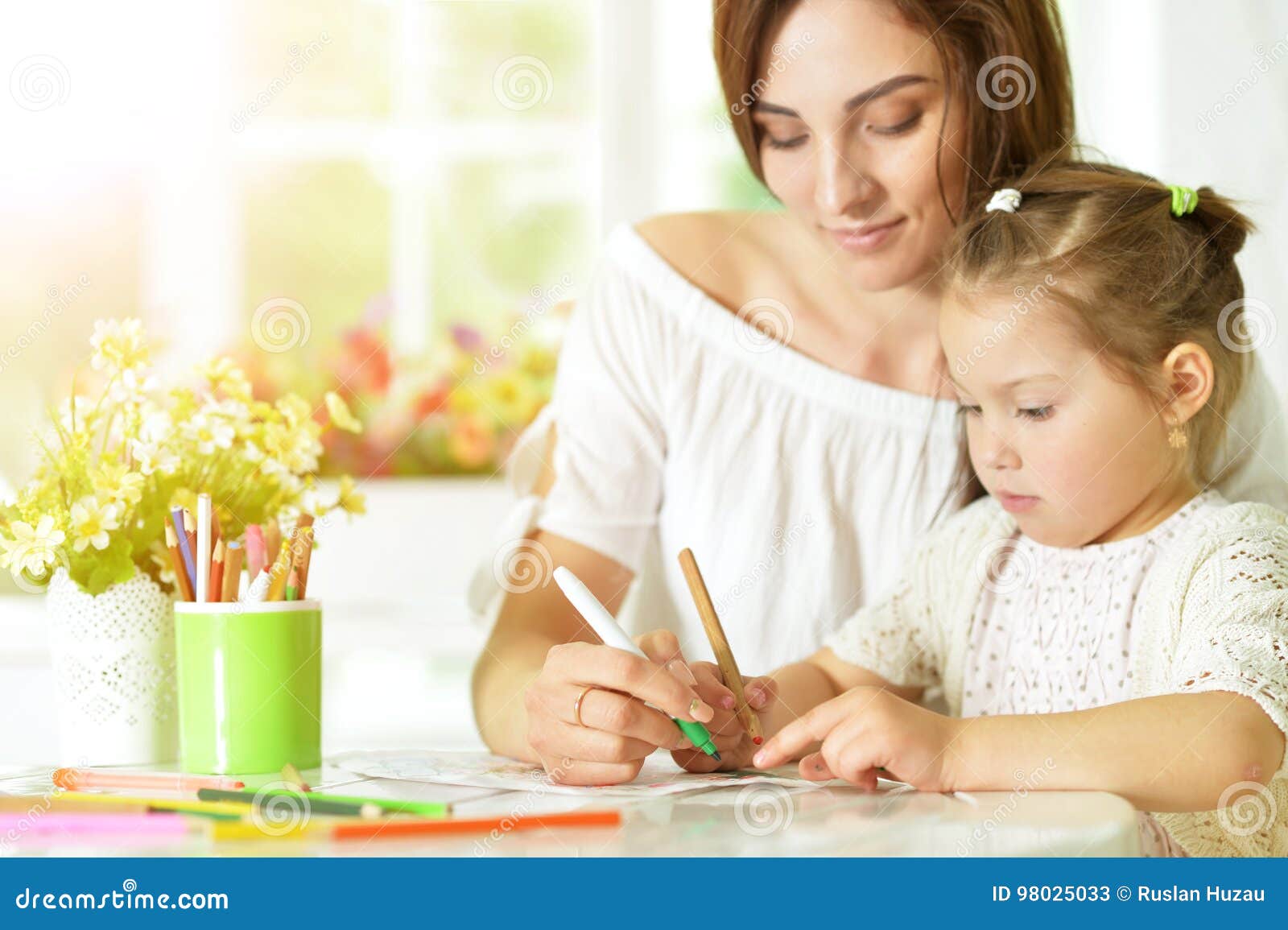 Madre E Piccolo Disegno Della Figlia Con Le Matite Immagine Stock